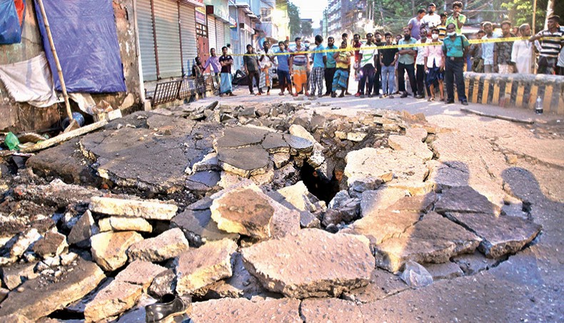 New Age | 10 injured in sewage line explosion at Armanitola