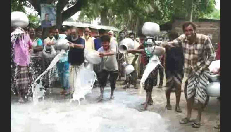 New Age | Dairy farmers protest throwing milk on the street