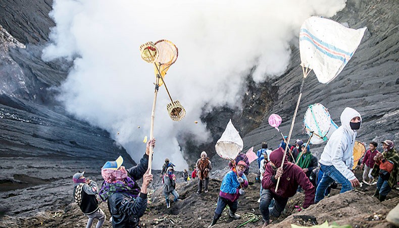 New Age | Thousands climb Indonesian volcano for ritual sacrifice