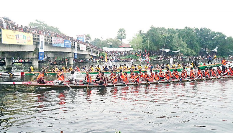 New Age | Square Group organises boat race in Pabna