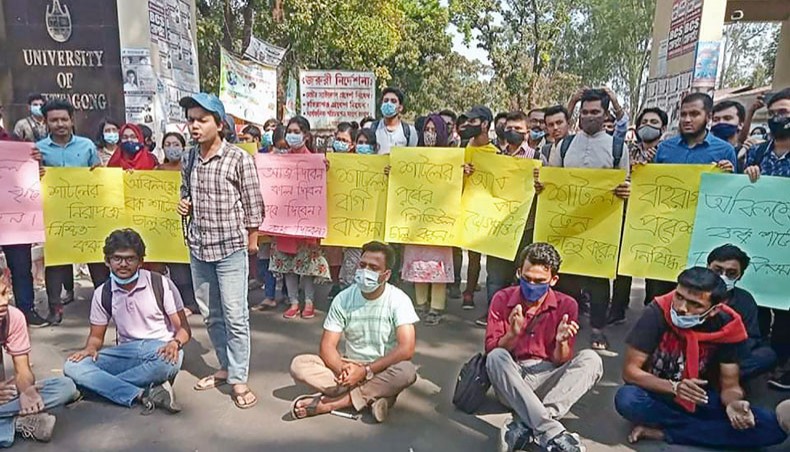 New Age | CU Students lock main gate