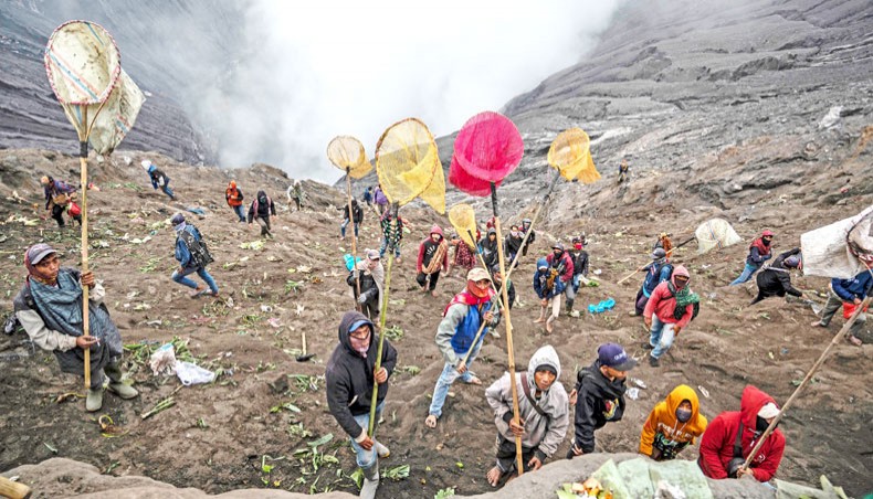 New Age | Thousands flock to Indonesian volcano for Hindu ritual sacrifice