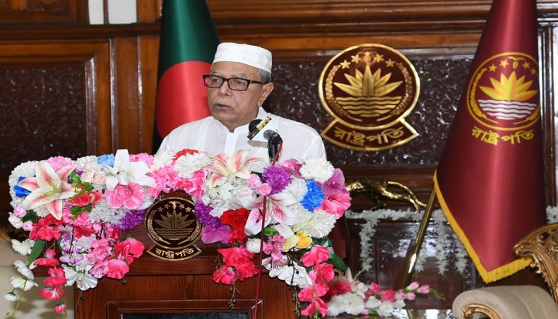 New Age | President Hamid offers Eid prayers at Bangabhaban