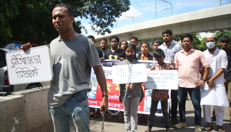 New Age | DU student continues protests against railway mismanagement