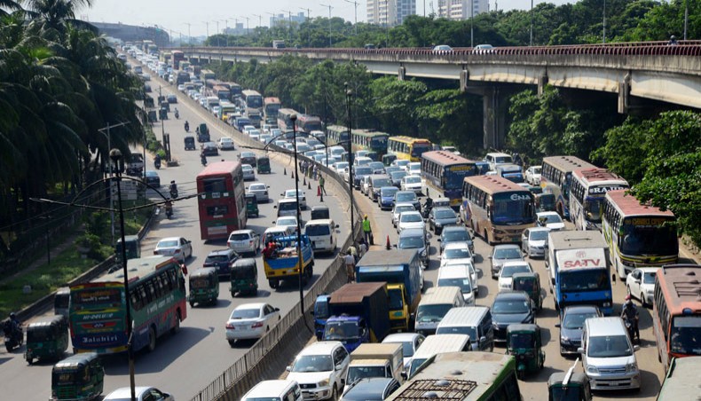 New Age | Huge traffic congestion on Banani-Gazipur road stretch