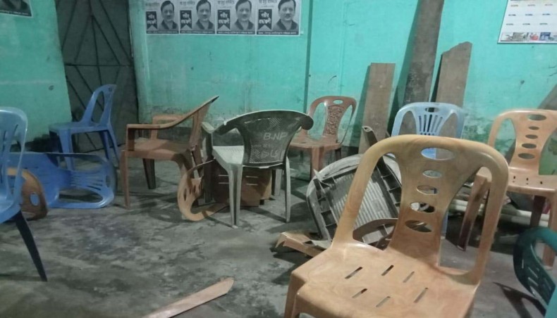 New Age | AL activists vandalise BNP office in Natore