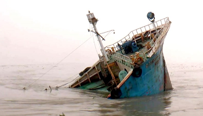 New Age | Oil tanker capsize threatens biodiversity