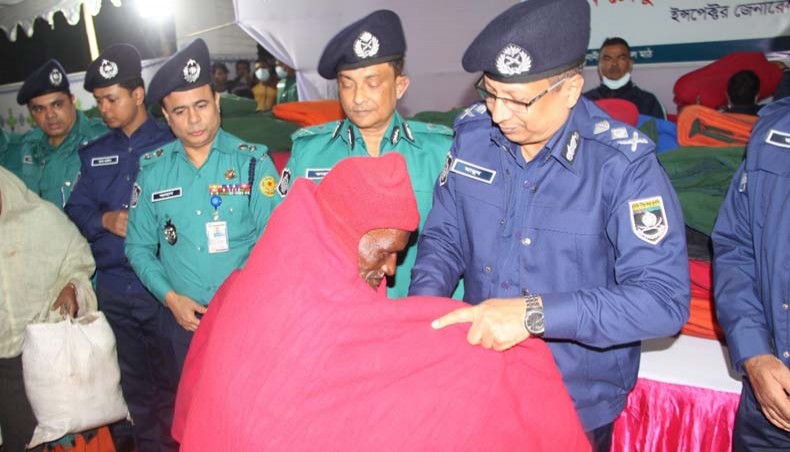 New Age | IGP distributes warm clothes among poor people
