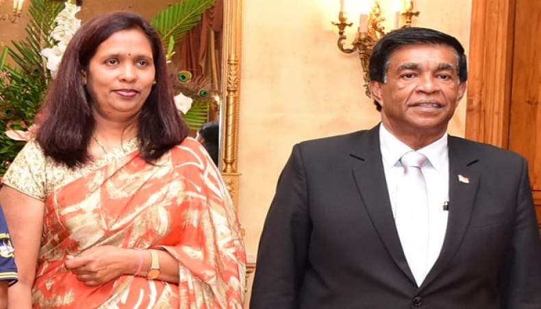 New Age | Mauritius president offers prayers at Dhakeshwari temple in Dhaka