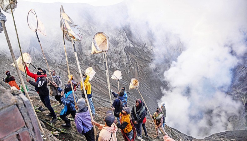 New Age | Indonesia volcano draws thousands for ritual sacrifice