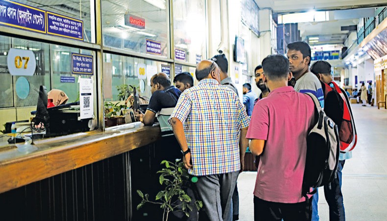 New Age | Cash outside banks surges as living costs mount