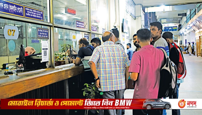 Cash outside banks surges as living costs mount