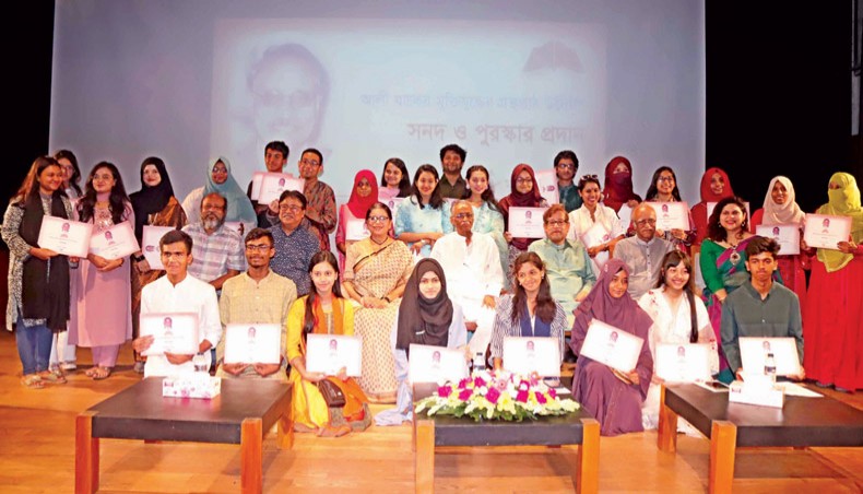 New Age | LWM distributes prizes in book reading competition