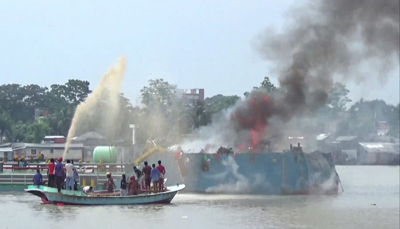 New Age | Oil tanker sinks with 11 lakh litres of fuel in Jhalakati