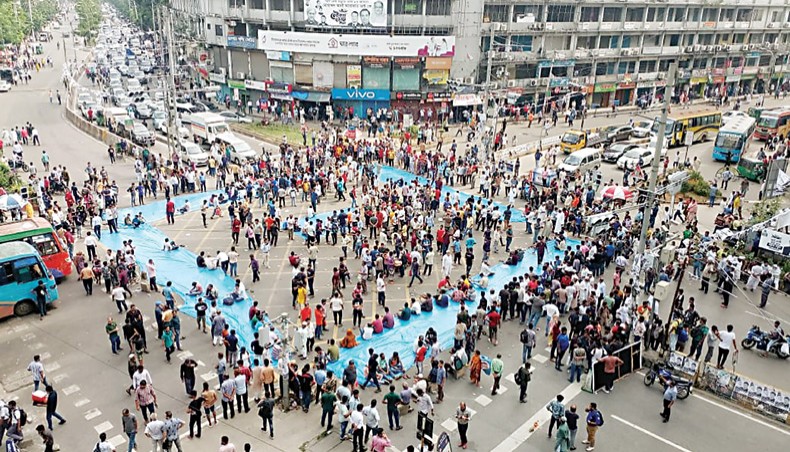 New Age | Traders block Gulshan-1 crossing for three hours