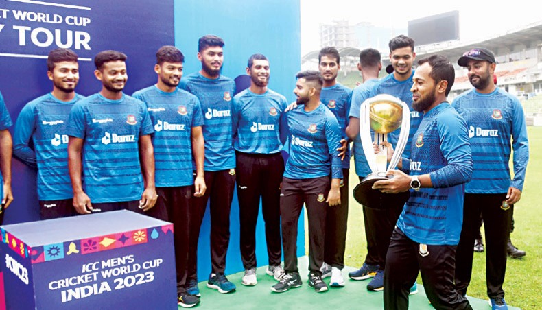 New Age | Tigers meet the WC trophy