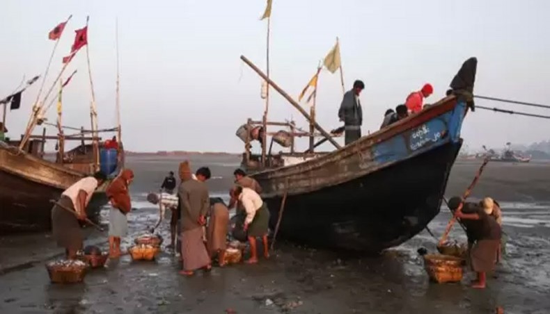 New Age | 17 dead after Rohingya boat breaks up off Myanmar