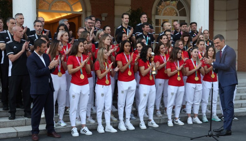 New Age | Spain PM says football boss apology over kiss 'insufficient'