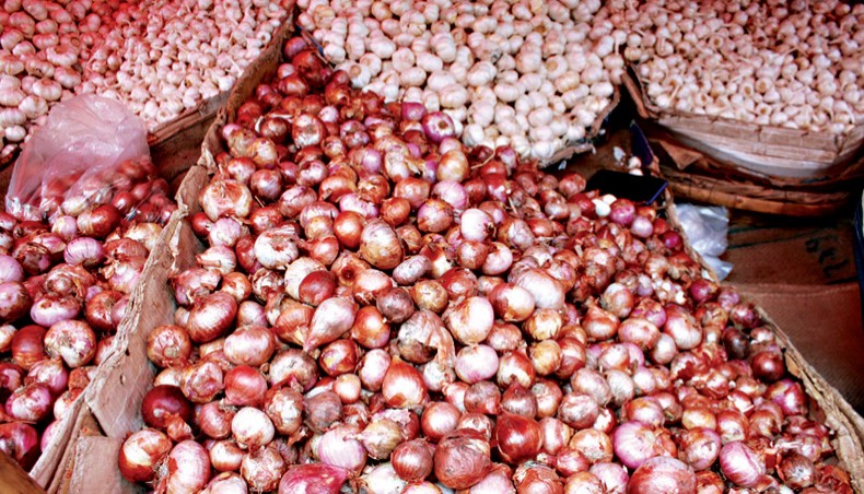 New Age | TCB to sell onion among family card holders at Tk 35 per kg from Monday