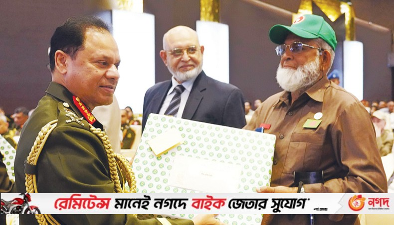 Army chief accords reception to gallantry award holder FFs