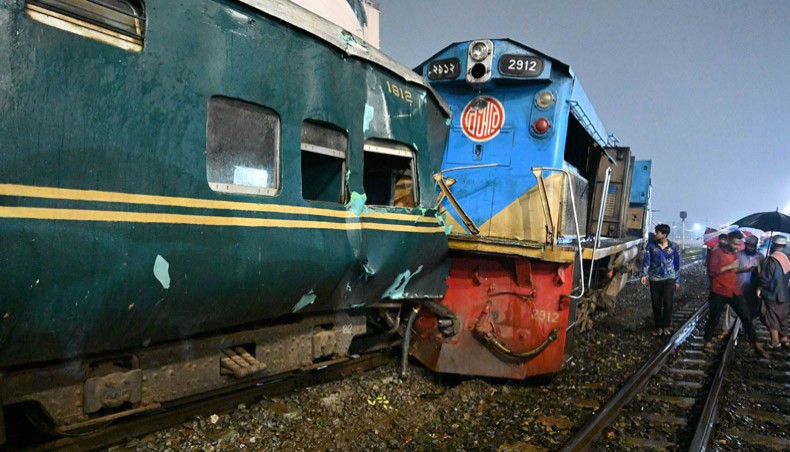 New Age | Rail link with Dhaka halted for 4 hours as crane derails train