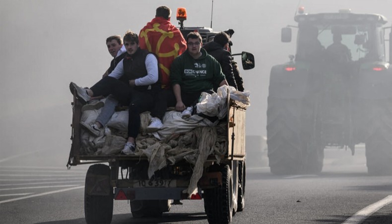 New Age | French farmers keep up roadblock protests to pressure govt