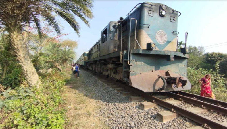 New Age | Dhaka-Tangail rail link snapped as train’s engine breaks down