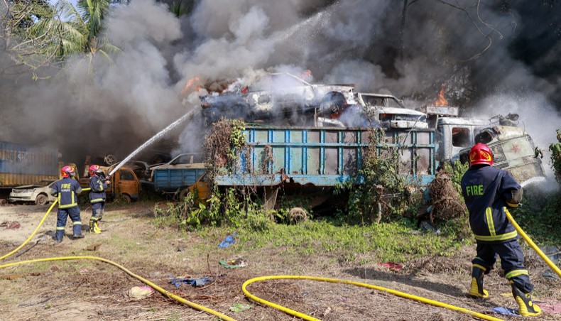 New Age | Fire breaks out at dumping ground in Shahbag